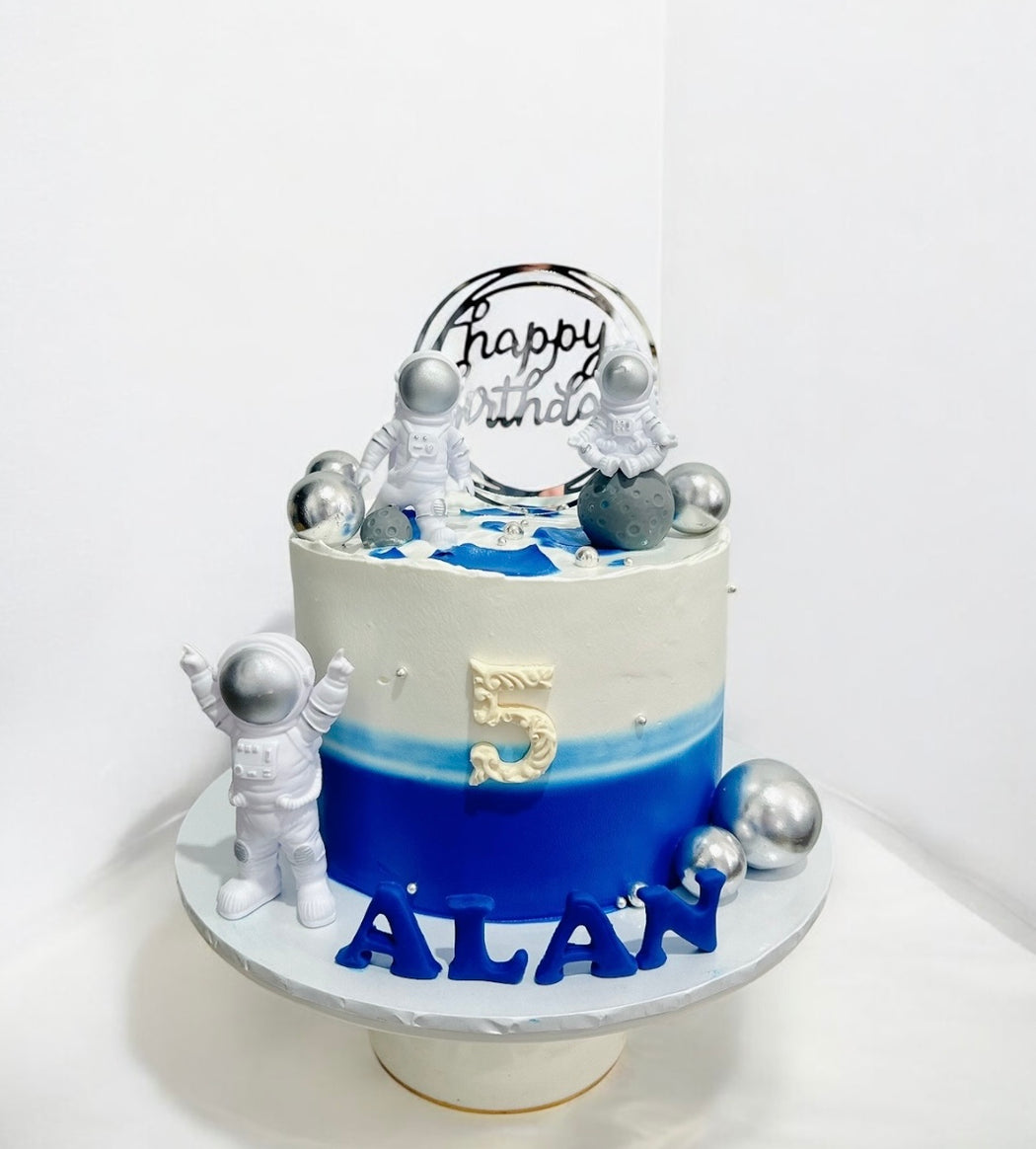 Astronaut Blue White Cake – PT'S CAKES